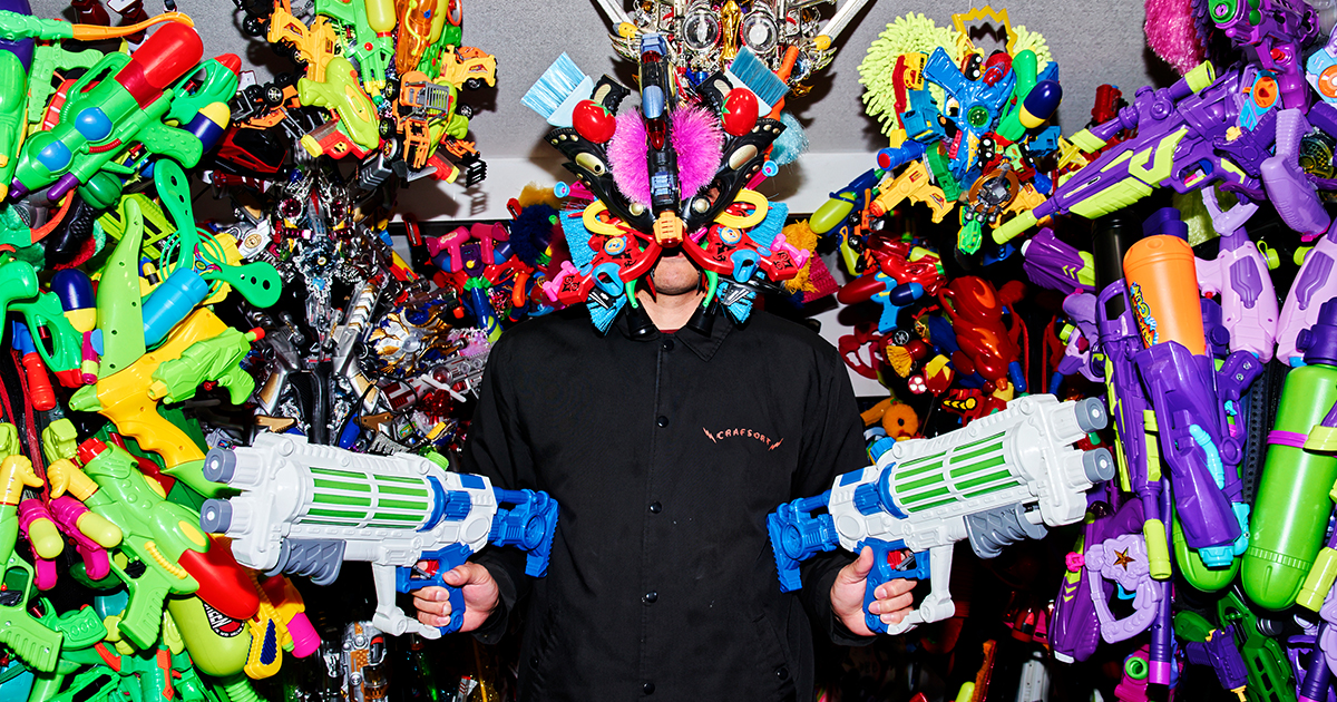 プラスチック玩具に取り憑かれた男。アーティスト杉澤佑輔が語る「おもちゃ愛」 | MOLp®－そざいの魅力ラボ－